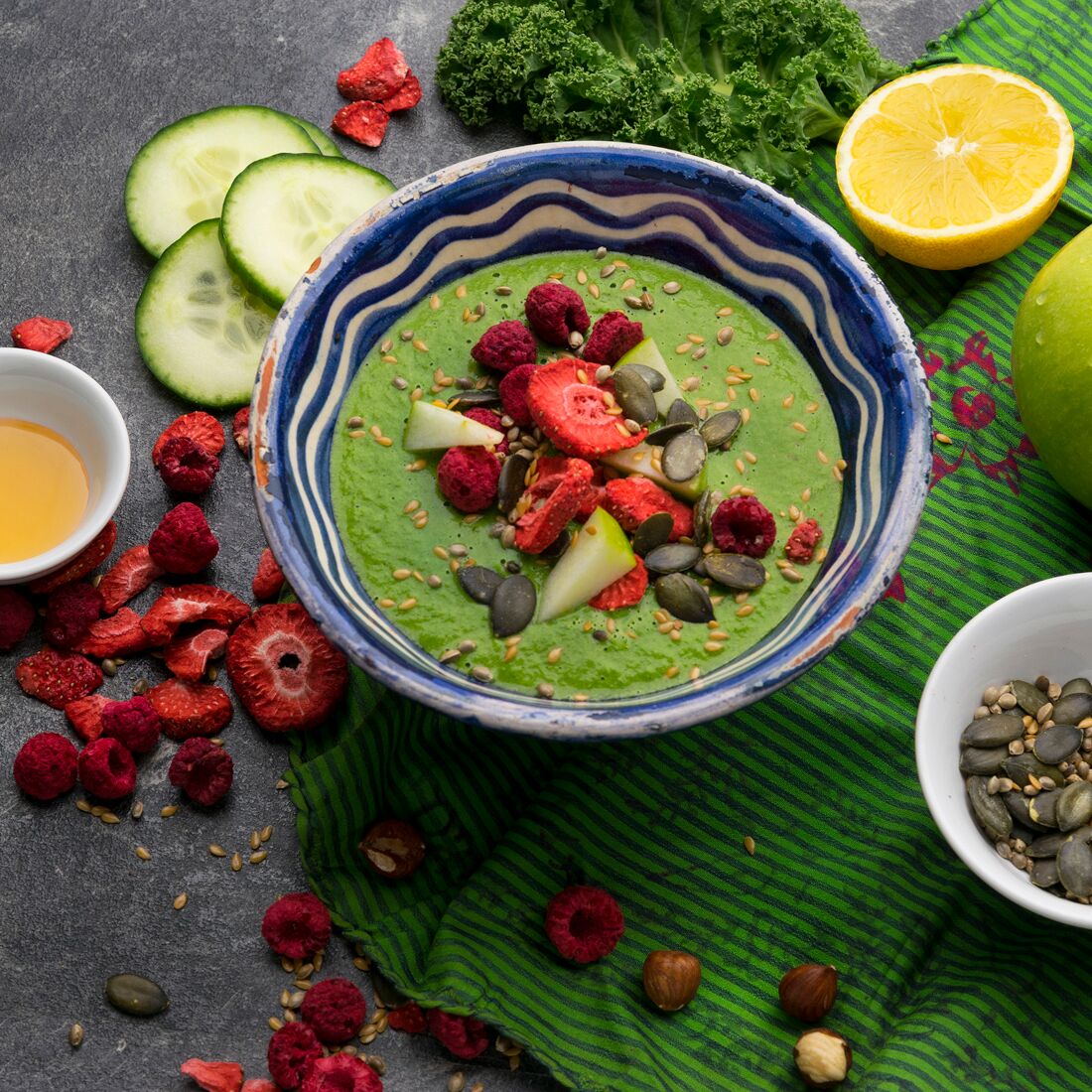 Grüne Detox Smoothie-Bowl :: Sander Apotheken :: dreimal in Bremerhaven